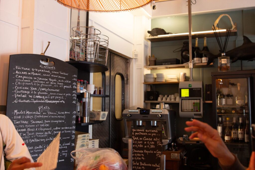 【2026巴黎美食】Paris Pêche：市集旁的平價海鮮餐廳！生蠔與超大盆淡菜 Wanderlust Annie