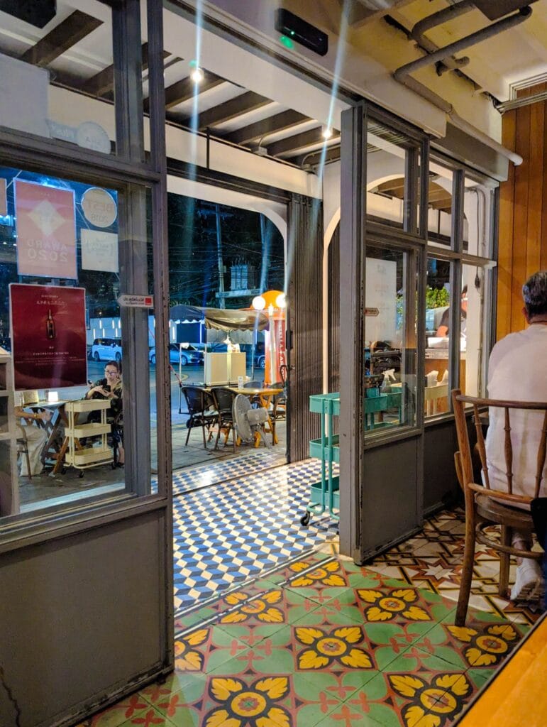 【曼谷當地人推薦餐廳】Charm Eatery and Bar 現代泰式料理 Live band 演出 Wanderlust Annie