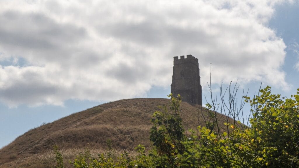 【Glastonbury 格拉斯頓伯里】亞瑟王之墓/英國靈性小鎮/交通/托爾山/魔法商店 Wanderlust Annie