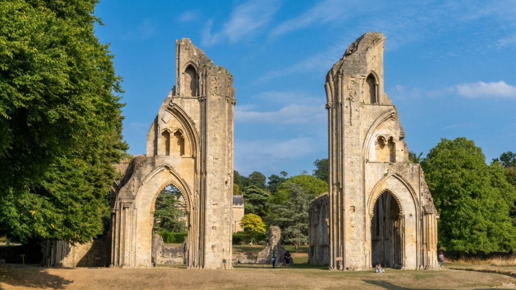 【Glastonbury 格拉斯頓伯里】亞瑟王之墓/英國靈性小鎮/交通/托爾山/魔法商店 Wanderlust Annie